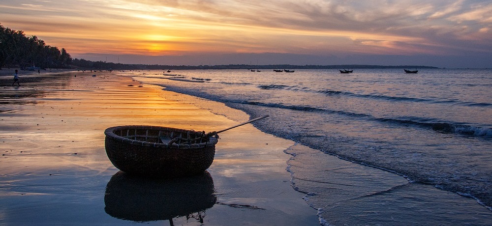Mui Ne most famous for the tropical beach and sand dunes